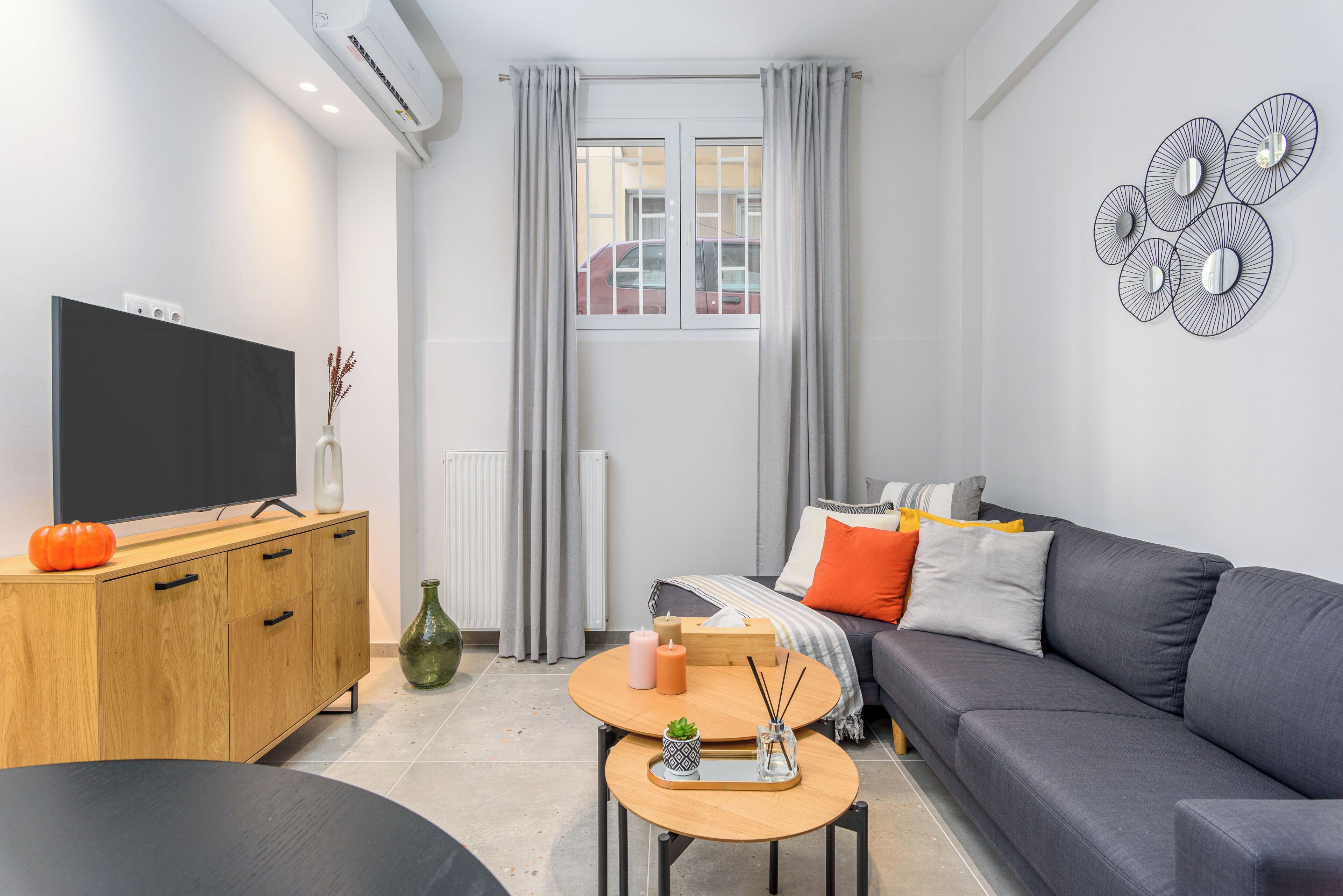 Apartamento, 2 quartos, cozinha, vista para a cidade | Sala de estar | Smart TV 43 polegadas com canais digitais, serviços de streaming