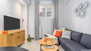 Apartamento, 2 quartos, cozinha, vista para a cidade | Sala de estar | Smart TV 43 polegadas com canais digitais, serviços de streaming