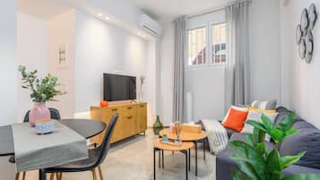 Apartamento, 2 quartos, cozinha, Vista para a cidade | Refeições no quarto