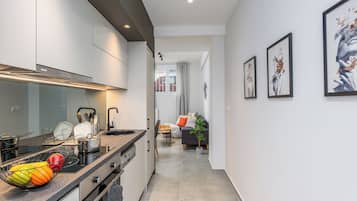 Apartamento, 2 quartos, cozinha, vista para a cidade | Cozinha privada | Geladeira grande, micro-ondas, fogão, cooktop