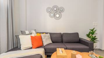 Apartamento, 2 quartos, cozinha, Vista para a cidade | Sala | Smart TV de 43 polegadas com canais digitais, serviços de streaming