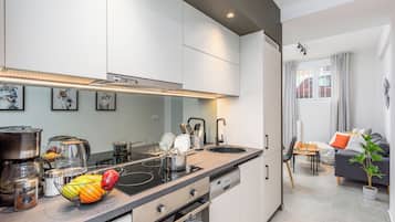 Apartamento, 2 quartos, cozinha, Vista para a cidade | Cozinha privada | Um frigorífico/congelador grande, um micro-ondas, um forno