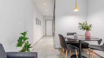 Apartamento, 2 quartos, cozinha, vista para a cidade | Opções para refeição no quarto