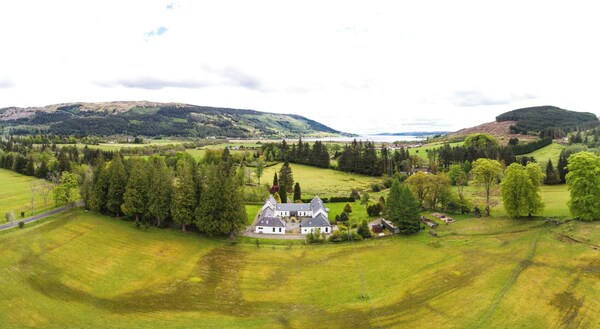 Spacious Argyll Farmhouse In An Idyllic Setting - Bute