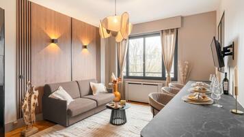 Apartamento Superior, vista para o jardim | Sala de estar | Smart TV de 80 cm com canais digitais