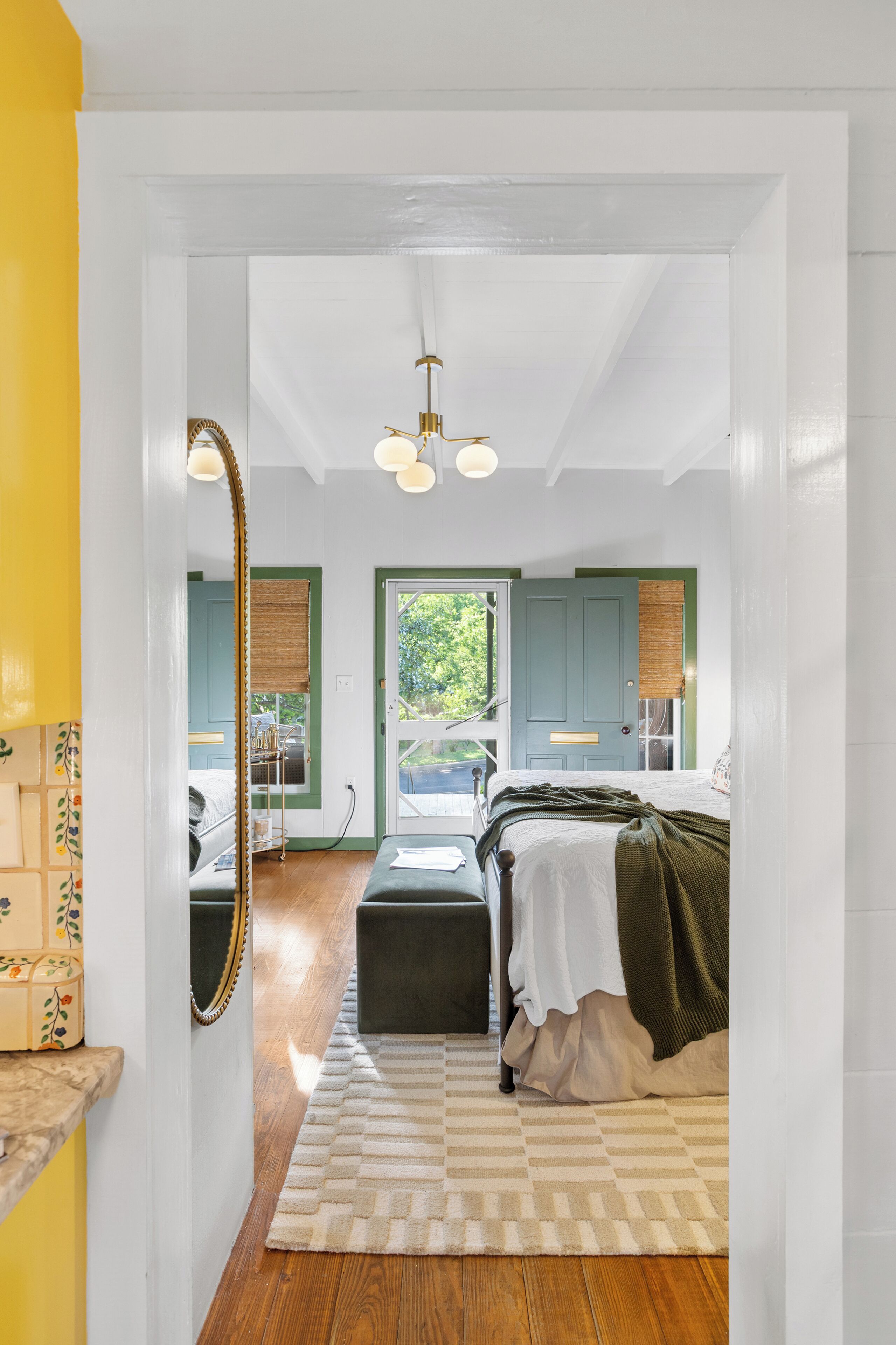 The Yellow Haus - Hot Tub, Walk To Main, Fire Pit, Coffee & Oatmeal Bar - Fredericksburg, TX