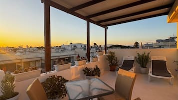 Quarto Triplo Panorâmico, varanda, vista para a montanha | Terraço/pátio interior