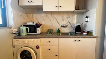 Quarto Triplo Panorâmico, varanda, vista para a montanha | Cozinha privada | Um frigorífico/congelador grande, um micro-ondas, uma placa de cozinha