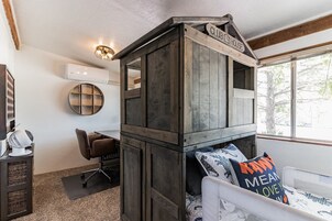 Cabana, várias camas, varanda, vista para a montanha (Prince Pine) | 3 quartos, individualmente decorados, individualmente mobiliados