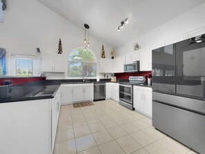 Casa, várias camas, acesso à piscina, vista para a piscina (Desert Gilbert) | Cozinha privada | Uma cafeteira/bule