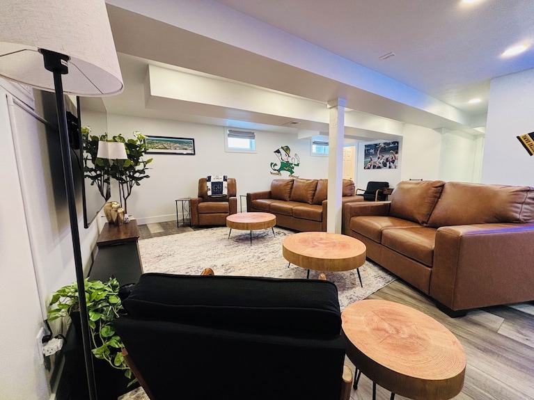 Golden Dome Getaway- 4br 2ba Home Sleeps 12- Walk To Campus! Ideal For Nd Trips - Mishawaka, IN