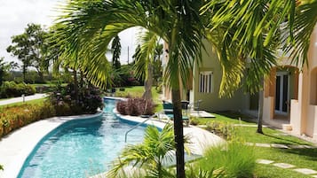 Apartamento, 2 quartos, sacada, vista para o jardim | Piscina | Piscina externa