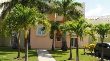 Apartamento, 2 quartos, sacada, vista para o jardim | Fachada