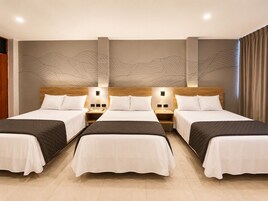 Quarto Triplo Deluxe | Cofre com capacidade para portátil, secretária