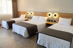 Quarto Triplo Deluxe, varanda, Vista para a cidade | Cofre com capacidade para portátil, secretária 