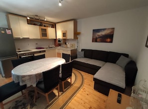 Apartamento (Two Bedroom Apartment with Terrace no) | Sala | Televisor de ecrã plano de 32 polegadas com canais por cabo