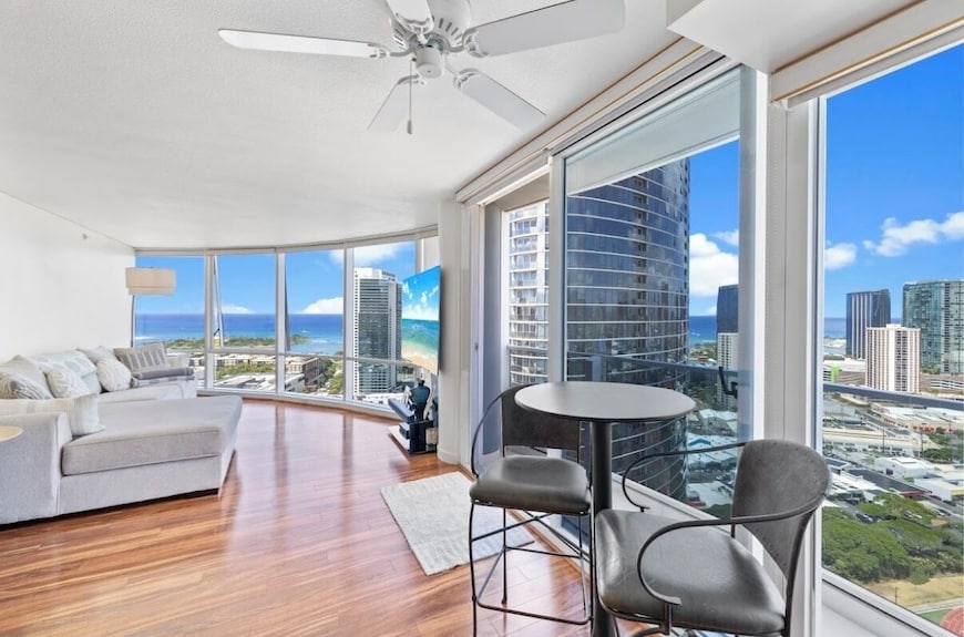 Beach, City Lights And Mountain Views 180 Degrees View & Centrally Located - Honolulu