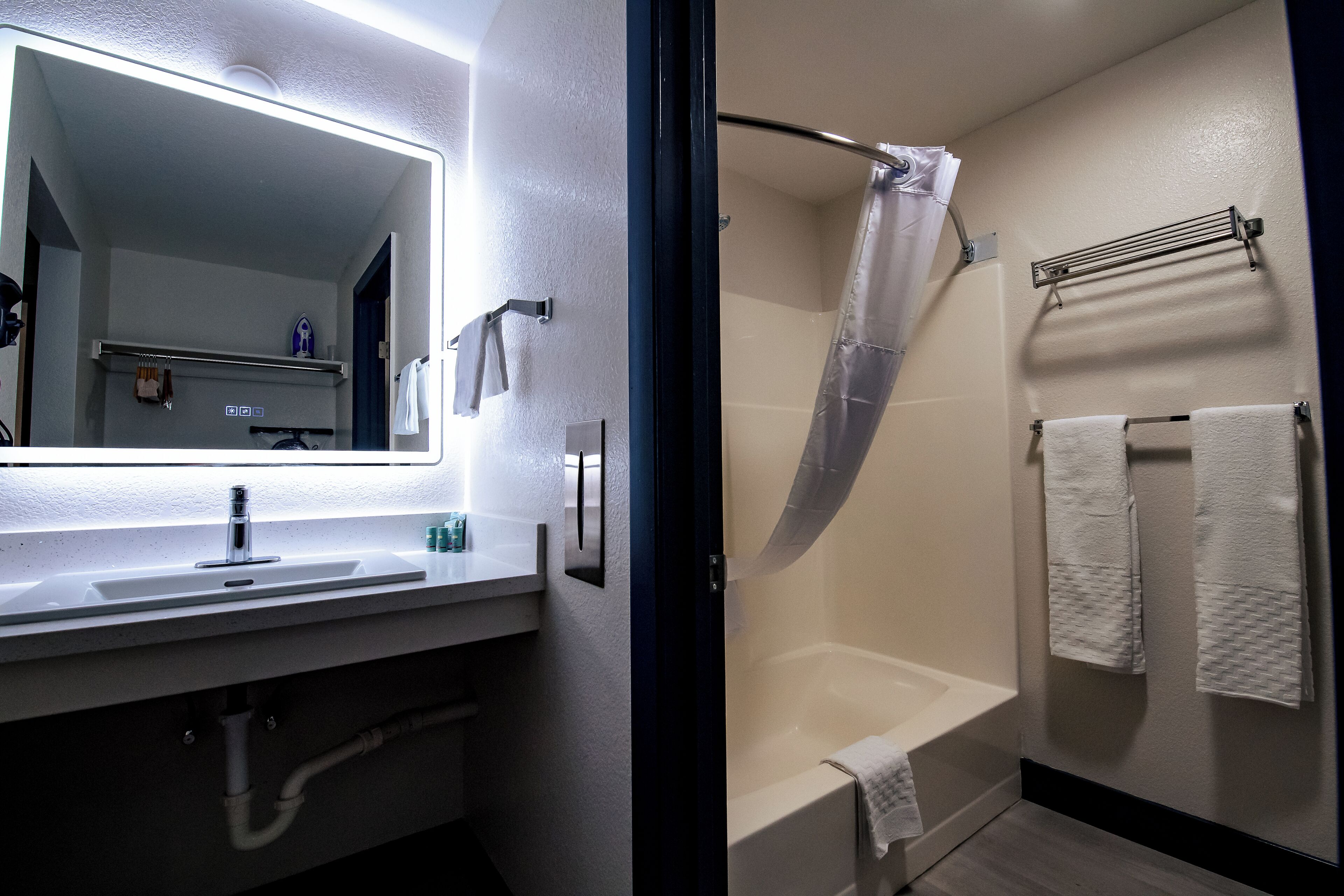 Secador de cabelo, toalhas de banho, sabonete, shampoo