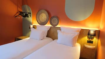 Quarto standard, 2 camas de solteiro, para não fumantes | Quartos à prova de som, ferros/tábuas de passar roupa, Wi-Fi de cortesia