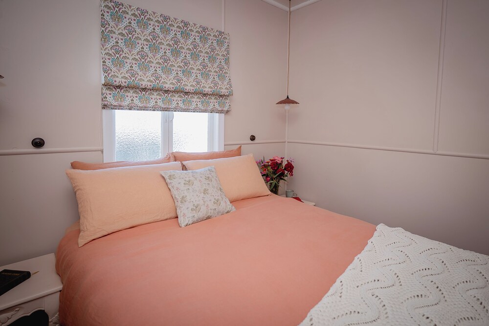 Roma QLD vintage cottage w/ laid back comfort, located on a small farm ...