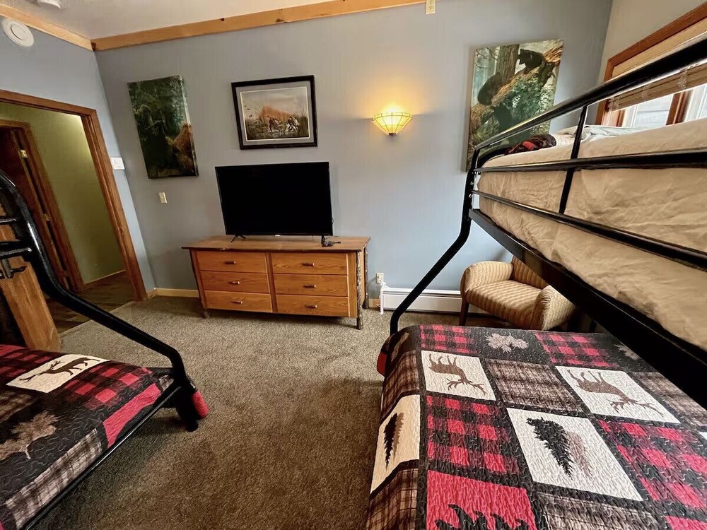 Private indoor pool & hot tub, 10 minutes to Gore, 25 minutes to Lake ...