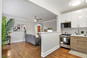 Apartamento Comfort | Cozinha privada | Um frigorífico, um micro-ondas, um forno, uma placa de cozinha 