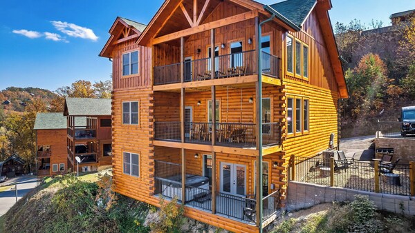 All Fun & Games By Avantstay Indoor Pool, Game Room, Theater, Mountain Views Near Pigeon Forge & Dollywood - Pigeon Forge, TN