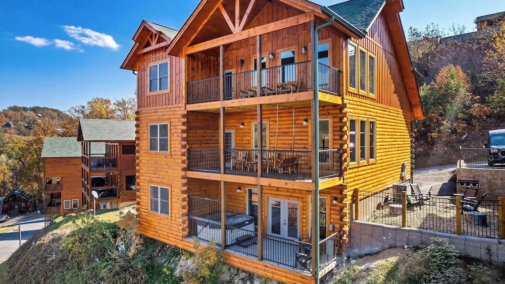 All Fun & Games By Avantstay Indoor Pool, Game Room, Theater, Mountain Views Near Pigeon Forge & Dollywood - Pigeon Forge, TN