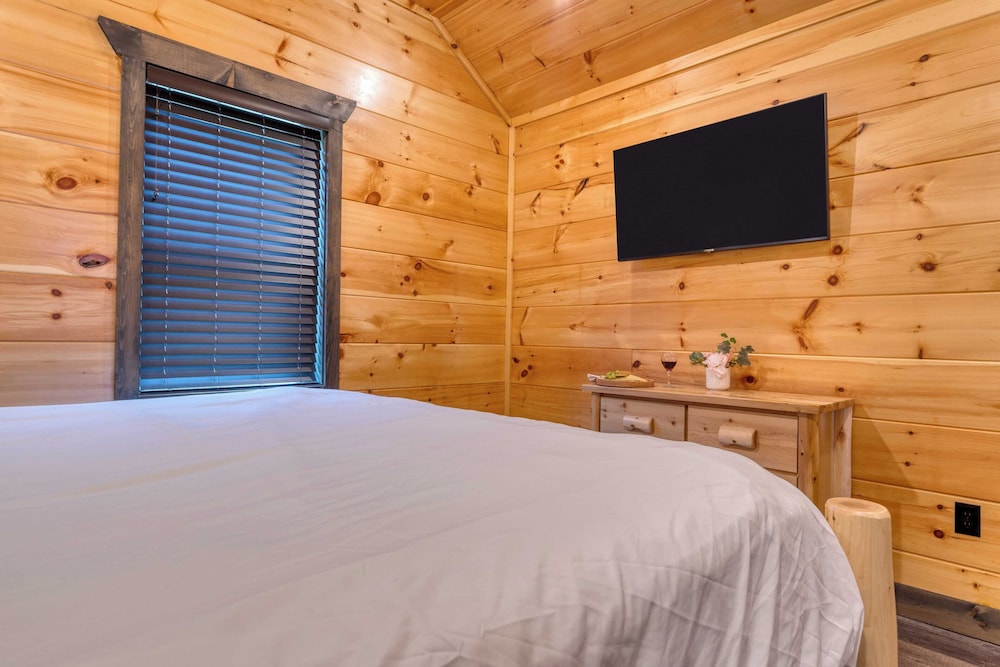 All Fun & Games By Avantstay Indoor Pool, Game Room, Theater, Mountain Views Near Pigeon Forge & Dollywood - Pigeon Forge, TN