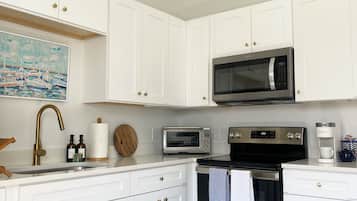 Apartamento design, 2 quartos, para não fumantes, sacada | Cozinha privada | Geladeira, micro-ondas, fogão, cooktop