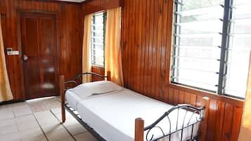 Quarto Triplo Básico, varanda, vista para o oceano | Ferro/tábua de engomar
