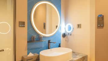 Quarto Duplo Comfort | Casa de banho | Um polibã, artigos de higiene pessoal grátis, um secador de cabelo