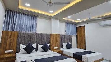 Quarto triplo superior | Espaço de trabalho para notebook, Wi-Fi de cortesia