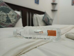 Escrivaninha, ferros/tábuas de passar roupa