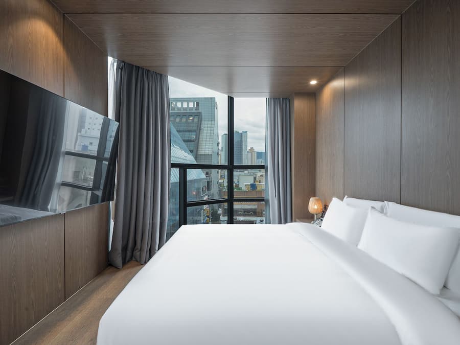 Quarto Duplo, 1 cama king-size, Vista para a cidade, no canto | Roupa de alta qualidade, cofre no quarto, secretária