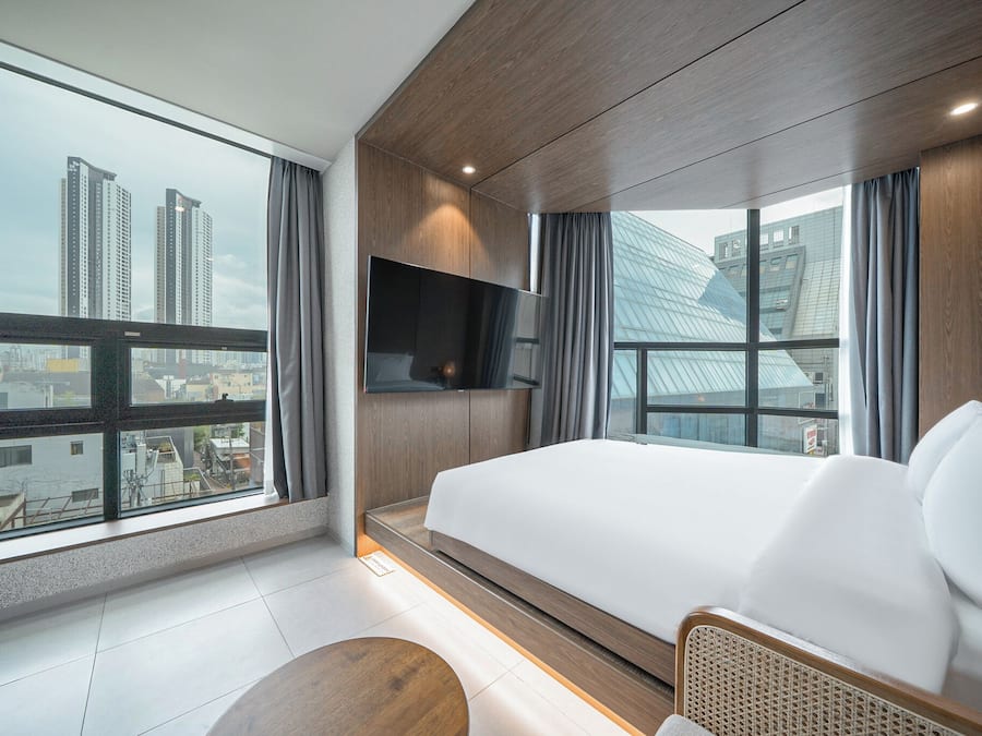 Quarto Duplo, 1 cama king-size, Vista para a cidade, no canto | Roupa de alta qualidade, cofre no quarto, secretária