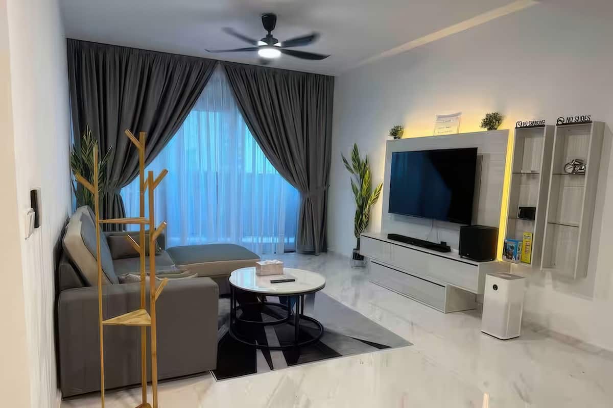 Apartamento Superior, 3 quartos, cozinha, Vista para a cidade | Sala de estar | Televisor