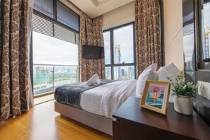 Apartamento Deluxe, 2 quartos, cozinha, Vista para a cidade | Secretária, secretária adequada para computadores portáteis 