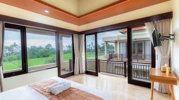 Villa Deluxe, vista para a piscina | Secretária, secretária adequada para computadores portáteis