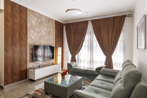 Apartamento (2 Bedrooms) | Área de estar | TV