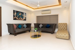 Apartamento (2 Bedrooms) | Sala de estar | Televisor 