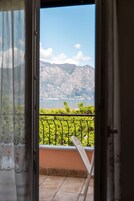 Apartamento clássico, 1 quarto, sacada, vista para o lago | Vista do quarto