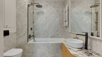 Apartamento superior | Ferros/tábuas de passar roupa, Wi-Fi de cortesia