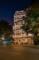 Fachada do alojamento (tarde/noite)