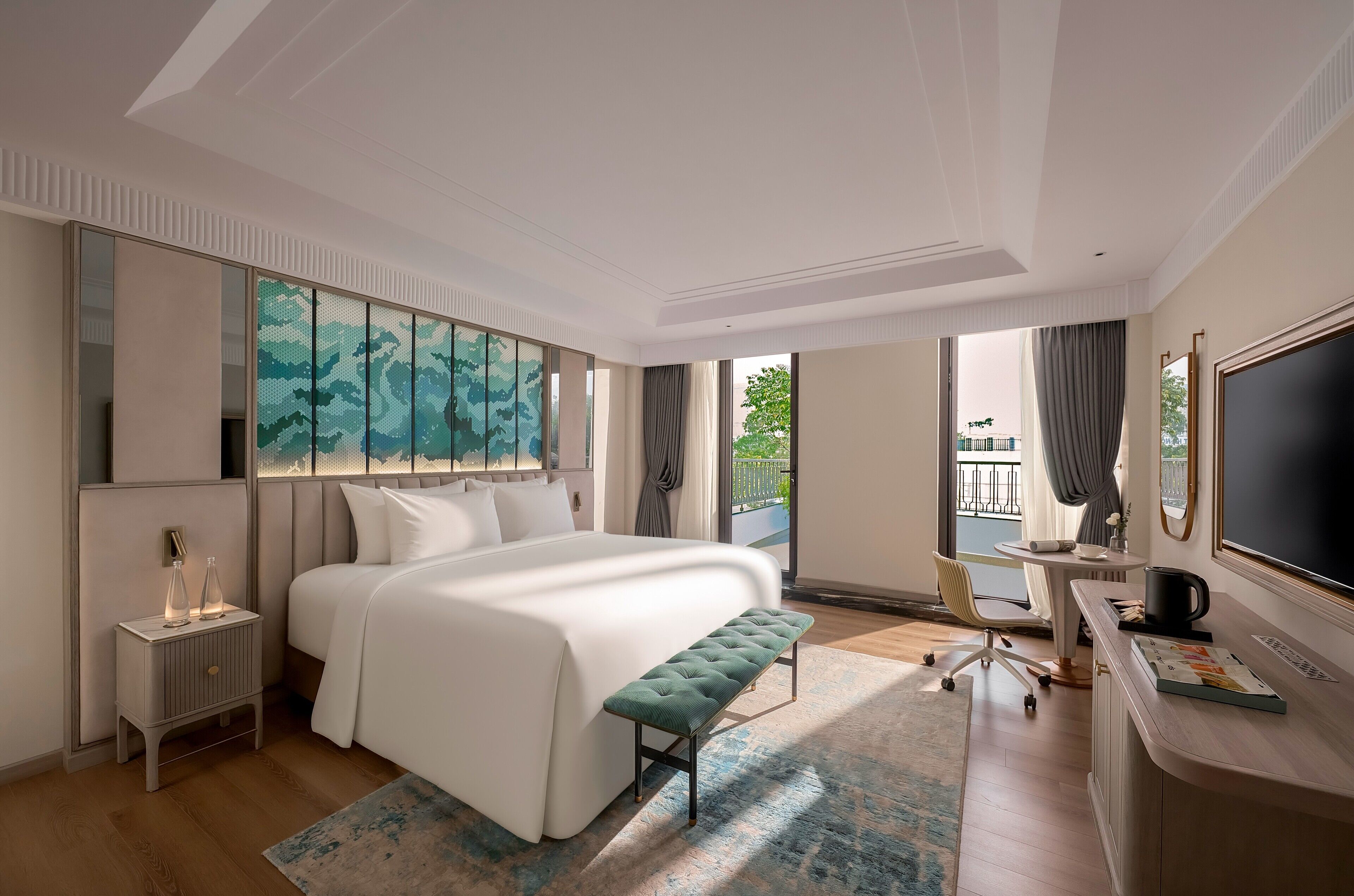 Suíte com design assinado, vista parcial para o lago | Frigobar, cofres nos quartos, escrivaninha