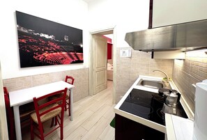 Estúdio Clássico | Cozinha privada | Um frigorífico, uma placa de cozinha, uma máquina de café expresso 