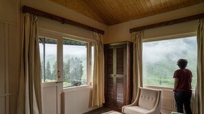 Quarto casal superior, sacada | Escrivaninha, ferros/tábuas de passar roupa, Wi-Fi de cortesia