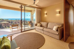 Premium Suite Plus Vista Mar | Sala de estar | Televisor LCD de 49 polegadas com canais via satélite, matraquilhos