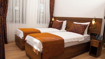 Quarto duplo clássico | Espaço de trabalho para notebook, Wi-Fi de cortesia