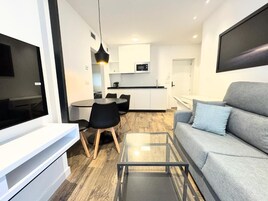 Apartamento luxo, sacada, vista para a cidade | Cozinha privada | Frigobar, micro-ondas, cooktop, cafeteira/chaleira